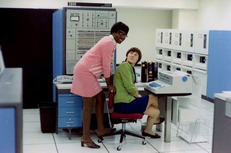 Photos Of Women Operating Big Mainframe Computers From The Late 60s Dangerous Minds