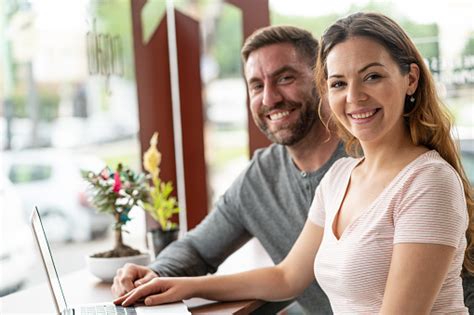 카메라 웃는 얼굴에 직면 하면서 태블릿을 사용 하 여 빵집에서 일 하는 젊은 기업가의 초상화 2명에 대한 스톡 사진 및 기타 이미지 Istock