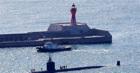 부산작전기지 입항하는 美 핵추진 잠수함 컬럼비아함