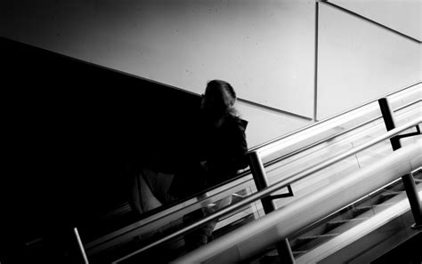 무료 이미지 빛 검정색과 흰색 소녀 화이트 사진술 유리 기차 에스컬레이터 지하철 선 우산 피아노 금속 그림자 역 어둠 검은 단색화 조명