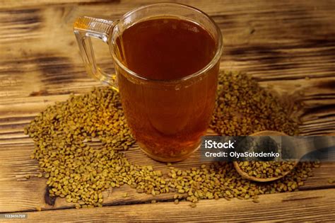 나무 테이블에 이집트 노란 차 또는 메타 다 나 음료와 호로 파 씨앗 마실 것에 대한 스톡 사진 및 기타 이미지 마실 것 호로파 건강관리와 의술 Istock