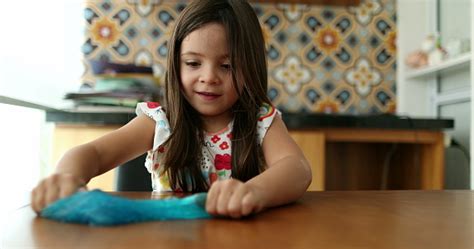 슬라임 끈적 끈적한 손으로 놀고있는 어린이 손 끈적끈적한 탄성 플라스틱으로 손과 손가락을 클로즈업하는 어린 소녀 4 5세에 대한 스톡 사진 및 기타 이미지 Istock