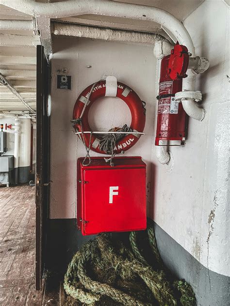 갑판 강철 고요한 관광 구명 튜브 구명부표 난간 대양 같은 데크 난간 데크 뷰 떠 있는 사람 물 물 안전