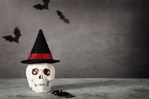 마녀 모자를 쓴 해골이 있는 할로윈 휴가 개념 할로윈 축하 배너 또는 광고를 위한 최소한의 초현실적 창조적 개념 0명에 대한 스톡 사진 및 기타 이미지 Istock