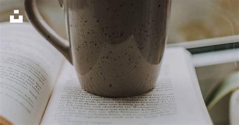 책에 뜨거운 음료 사진 Unsplash의 무료 웰빙 이미지