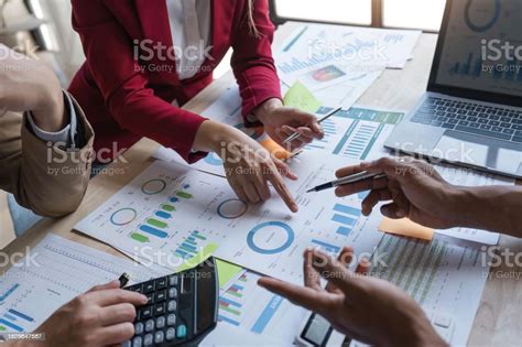 사무실의 분석가 팀은 사무실에서 마케팅 전략을 위한 재무 데이터 분석을 분석하고 성과와 관리를 최적화하기 위해 그래프와 차트가