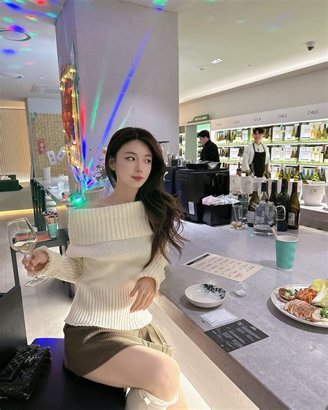 김러브 여기서 이러는 사람 나뿐이지만 약속을 기다리는 동안 사진을 찍으면 시간이 금방 간답니다 ️ 목이 불편한건 아닙니다😆 Instagram