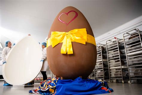 Chocolate Makers Create Uks ‘biggest And Heaviest Easter Egg