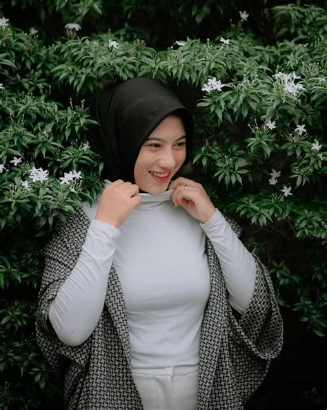 Pin oleh Fhuron Wanto di Model pakaian hijab di 2024 | Mode, Tutorial hijab pashmina, Gadis ...