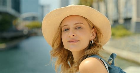 여자 얼굴 도시에서의 모험 해외 휴가 평화와 내용의 야외 자유로 여행하십시오 젊은 여성 초상화와 차분함 브라질의 여름 휴가 모형 공간이 있는 평온함 20 24세에 대한 스톡