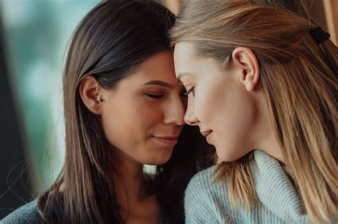 Diversas Chicas Lesbianas Pareja Abrazándose Retrato De Cerca Las