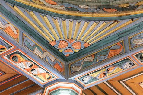 유서 깊은 Camii 모스크의 내부 전망을 자랑 하는이 숙소는 아 르 빈 마 카 헬 카무 리 마을에 있습니다 모스크는 손으로 칠한 나무 장식품으로 유명 합니다 개성 개념에