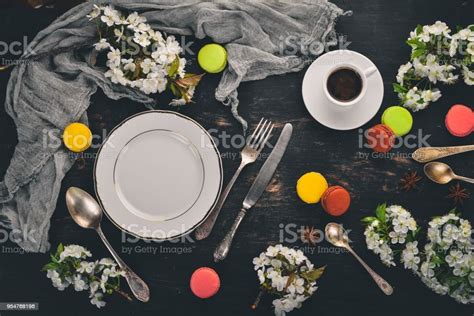 마카롱 그리고 향기로운 한 잔의 커피입니다 최고의 볼 수 있습니다 에 나무 배경 공간에 복사 합니다 0명에 대한 스톡 사진 및 기타 이미지 Istock