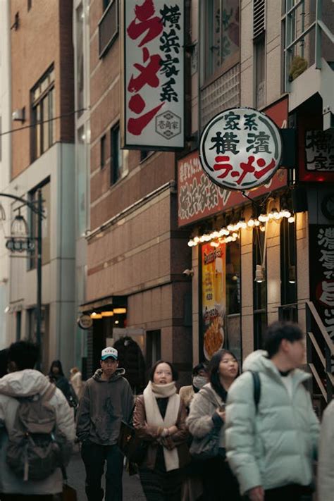 가로등 거리 사진 거리 장면 걷고 있는 사람 낮 도시 경관 도시 산책 도시 생활 도시 전경 도시 탐사 도시 풍경 도시의 삶 도심 동부 건축 라면