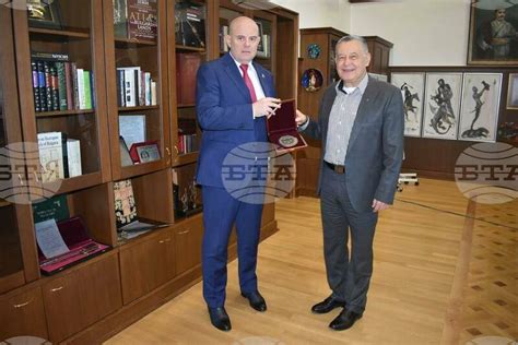 Главният прокурор награди с плакет посланика на Украйна Виталий Москаленко Утро