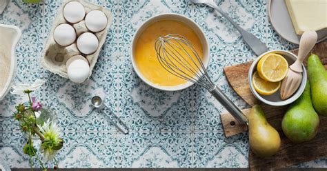 음식 그릇과 거품기가 얹힌 테이블 사진 Unsplash의 요리 이미지