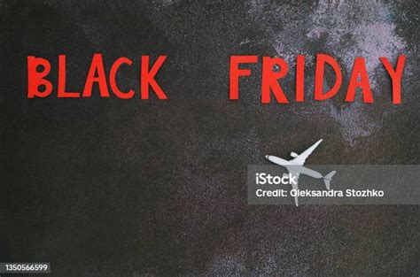 블랙 프라이데이 컨셉 비문 검은 금요일 장난감 비행기 작은 지구 검은 배경에 단어 판매와 보드 쓰기 보드 공간 상단 보기 플랫 레이를 복사합니다 창조적 인 휴일 여행 개념