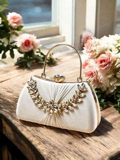 Elly Clutch Photos