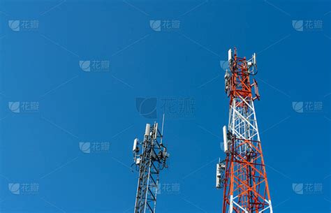 电信塔，天空湛蓝。蓝天上的天线。无线电和卫星电杆。通信技术。电信行业。移动或电信4g网络。技术