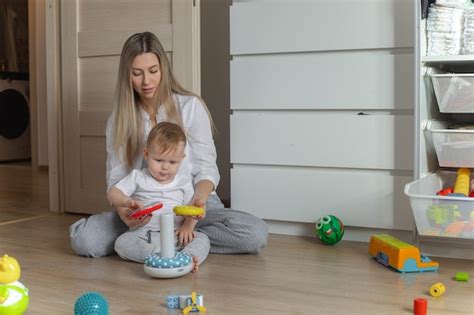 Madre Jugando Con Hijo Sentado En El Suelo Foto Premium