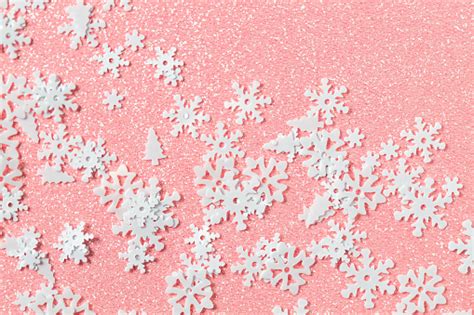 흰색 눈송이와 크리스마스 트리의 형태로 반짝이와 스팽글 밝은 분홍색 배경 플랫 레이 스타일 창의적인 프로젝트와 디자인을 만들기 위한 겨울 의 부드러운 질감 0명에 대한 스톡