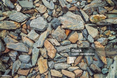 여러 가지 빛깔된의 볼 더 스트림입니다 느슨한 바위 닫습니다 자연에서의 무작위로 흩어져 돌 이끼와 이끼 고원 바위의 놀라운 상세한 배경 산악 지형의 자연적인 짜임새입니다