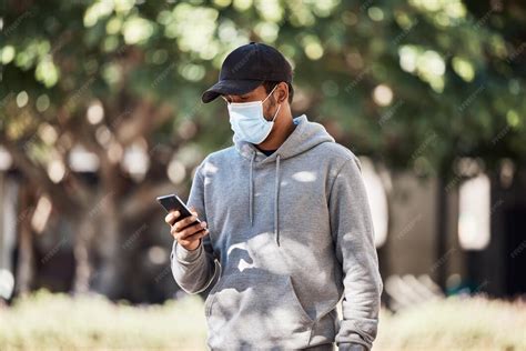 Hombre Mirando El Teléfono En El Parque Natural Con Mascarilla Para