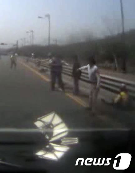승용차 갓길 자전거 행렬 덮쳐 2명 사망 참사 뉴스1