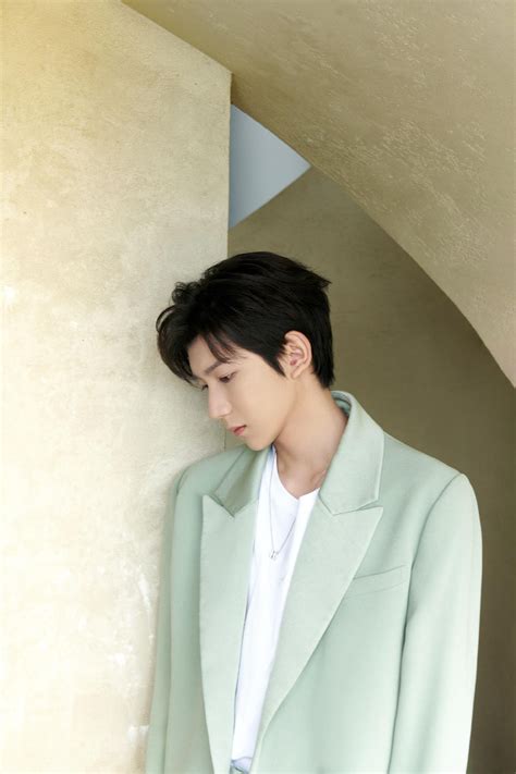 王源薄荷绿西装随拍，绿色和王源最配💚好清爽，满满的春日限定王源薄荷绿绿色新浪新闻