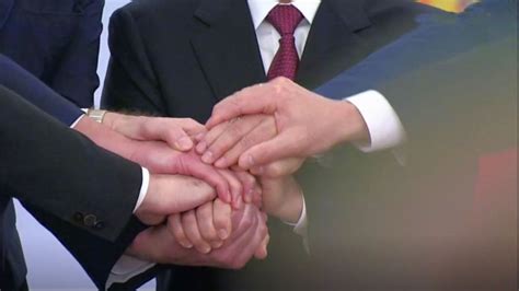 В Георгиевском зале Большого Кремлевского дворца Владимир Владимирович Путин подписал договоры о