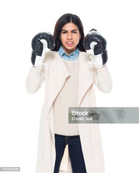 비즈니스 캐주얼스마트 캐주얼복싱 글로브복싱스포츠 를 착용 하 고 흰색 배경 앞에 서 있는 2029 세의 아름 다운 라틴 아메리카히스패닉 민족 여성젊은 여성 사업가비즈니스
