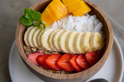 신선한 열대 과일을 곁들인 나무 그릇으로 만든 건강한 아침 식사의 근접 촬영 0명에 대한 스톡 사진 및 기타 이미지 0명 건강한 생활방식 건강한 식생활 Istock