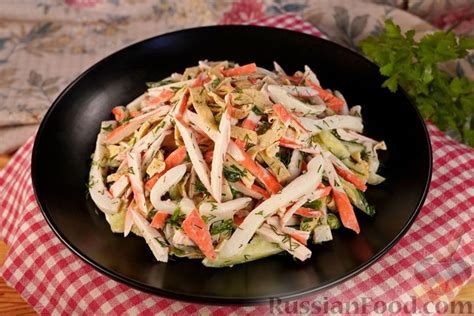 Рецепт Салат с кальмарами крабовыми палочками и яичными блинчиками на