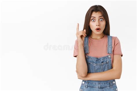 Chica Sorprendida Con Una Idea Incre Ble Compartiendo Con El Equipo Atractiva Morena Creativa