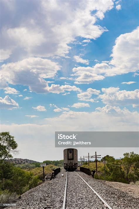 소실점 푸른 하늘과 푹신한 흰 구름으로 거리로 가는 다리에 기차 트랙에 기차의 1 포인트 원근 법 사진 미국에 대한 스톡 사진 및 기타 이미지 Istock