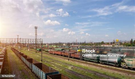 도시화물 터미널에서 화물 열차 기차 주차장에서 철도 아레인은 역에 도착했다 수출 물류 배경에 대한 항구 사용 창고에서화물 열차