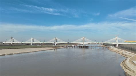 国内首个高速铁路五塔斜拉桥——长清黄河特大桥主桥合龙