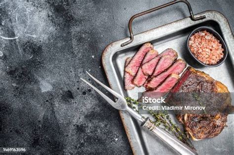 구운 와규 스트립로인 쇠고기 고기 스테이크 또는 강철 쟁반에 담긴 뉴욕 스테이크 검은 배경입니다 평면도 복사 공간 0명에 대한 스톡 사진 및 기타 이미지 Istock