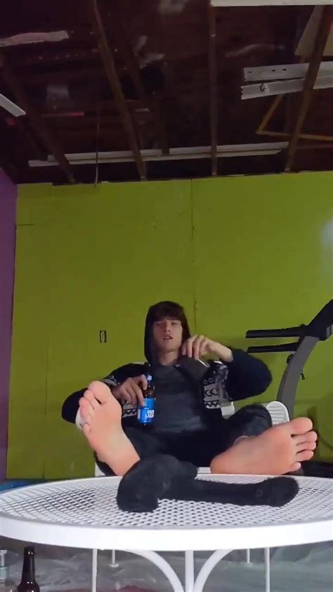 Guy Smokes Verbal Handsome Shows His Feet 日本語で