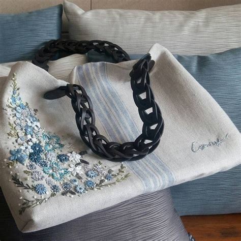 Instagram의 프랑스자수 Genny🧵 ️🧶🇰🇷님 내 맘대로 내 취향대로 가방 하나 또 만들었어요👛👜🛍🎒 프랑스자수 가방만들기 리투아니아린넨 블루홀릭