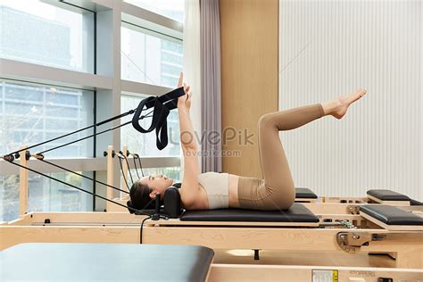 필라테스 훈련을 받는 운동선수 소녀 사진 무료 다운로드 Lovepik 필라테스 훈련을 받는 운동선수 소녀 사진 무료 다운로드 Lovepik