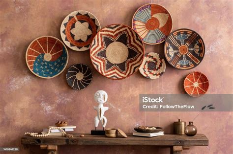 고리 버들 바구니 나무 벤치 및 우아한 개인 액세서리가있는 거실 내부의 세련된 민족 퇴비 아늑한 아파트 가정 장식 템플렛