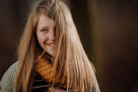 무료 사진 캐주얼 최신 유행 십 대 스카프 스웨터 옷 아름 다운 세로 미소 머리