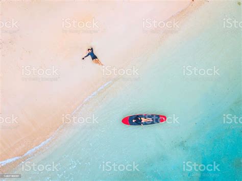 해질녘 아름답게 조경된 해안 수영장이 있는 열대 리조트에서 해변 휴가를 즐기는 커플 태국의 신혼 여행 목적지 섬에 대한 스톡 사진 및 기타 이미지 Istock
