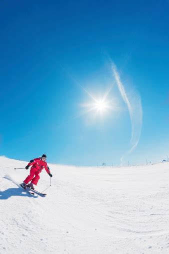 장년 여자대표 인공눈 스키어 스키타기 On 화창한 스키복 리조트 가루눈에 대한 스톡 사진 및 기타 이미지 가루눈 겨울 관광 리조트 Istock