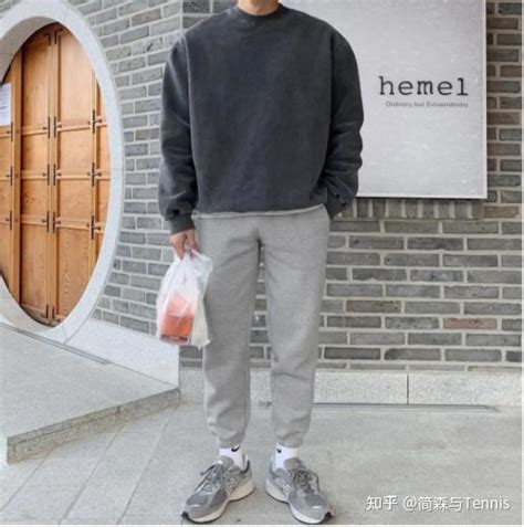 男生“卫衣”怎么穿才好看？4组搭配公式，瞬间让你变潮男！ 知乎