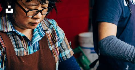 파란색과 빨간색 긴 소매 셔츠를 입은 사람이 쿠키와 갈색 나무 쟁반을 들고 있다 사진 Unsplash의 무료 대만 이미지