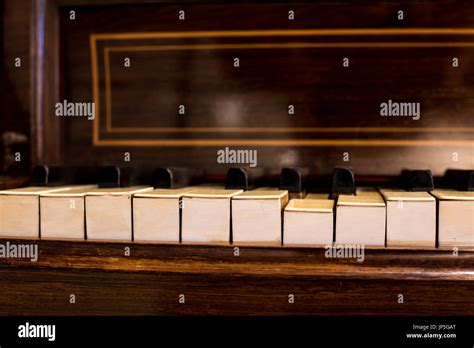 Broken Piano Keyboard Hi Res Stock Photography And Images Alamy