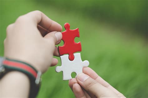 비즈니스 여자는 커플 퍼즐 조각을 연결하려고합니다 연결 및 연결의 기호입니다 비즈니스 전략의 개념 퍼즐에 대한 스톡 사진 및 기타 이미지 Istock