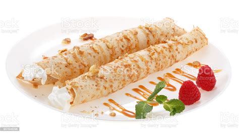 봉사 접시에 휘 핑된 크림 딸기와 견과류 팬케이크 카라멜 시럽으로 장식 흰색 배경에 고립 0명에 대한 스톡 사진 및 기타 이미지